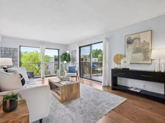 490 N Civic Dr, Walnut Creek, CA 94596