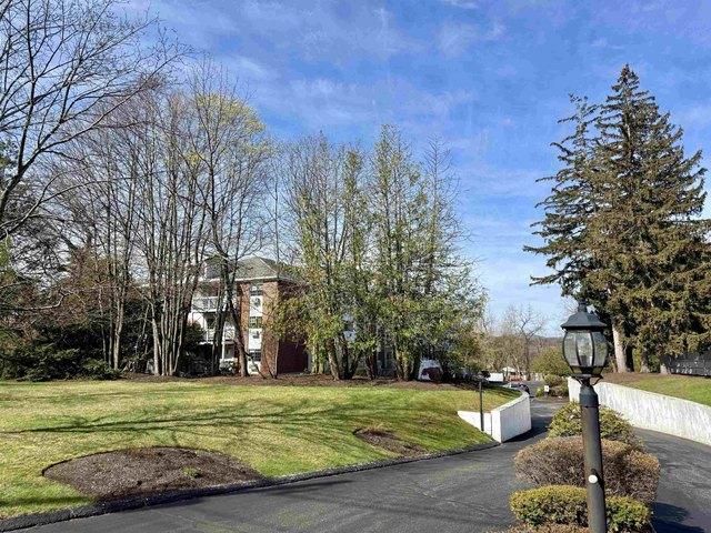 490 River Rd Apt 31, Manchester, NH 03104