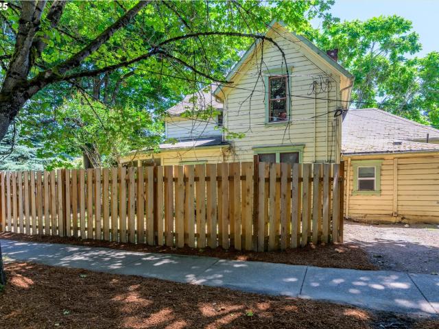 490 W 4TH AVE