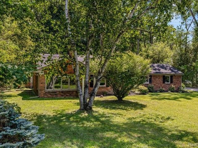 4915 Walnut Lake Rd, West Bloomfield Township, MI 48323