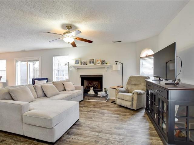 4917 Shallowford CIR