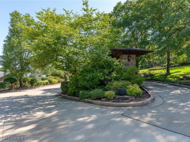 4913 Oak Hollow Drive