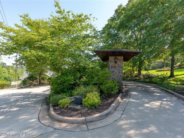 4913 Oak Hollow Drive