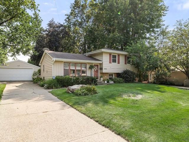 4913 Ash Dr, Pleasant Hill, IA 50327