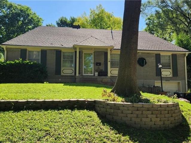 4925 NE Sherwood Dr, Kansas City, MO 64119