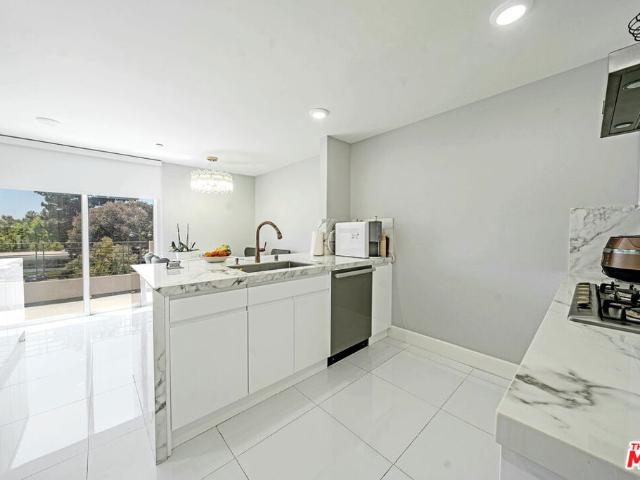 4925 Wilshire Boulevard 302