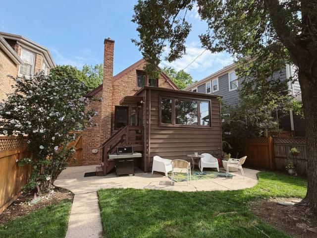 4921 W Catalpa Avenue