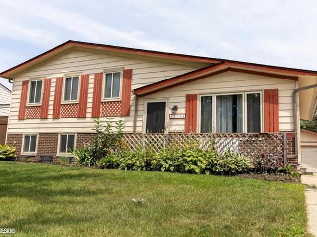 49234 Michelle Ann Dr, Chesterfield Township, MI 48051