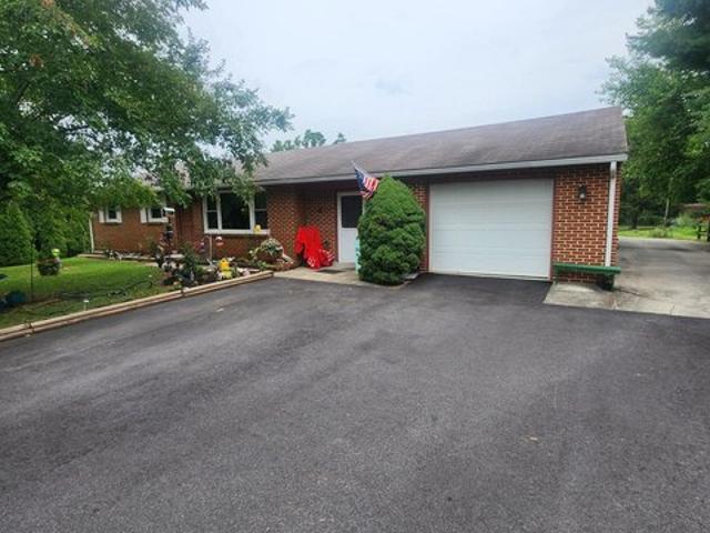 493 Criswell Dr, Boiling Springs, PA 17007