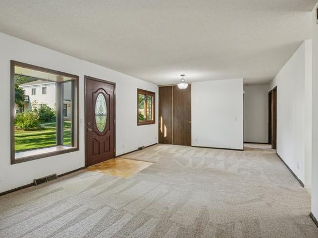 4944 Grenwich Trl N, Oakdale, MN 55128