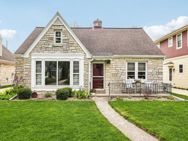 4949 N Idlewild Ave, Whitefish Bay, WI 53217