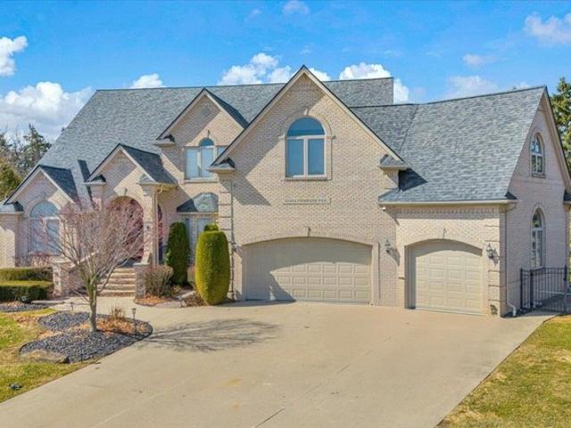 49404 Compass Point Dr, Chesterfield Township, MI 48047