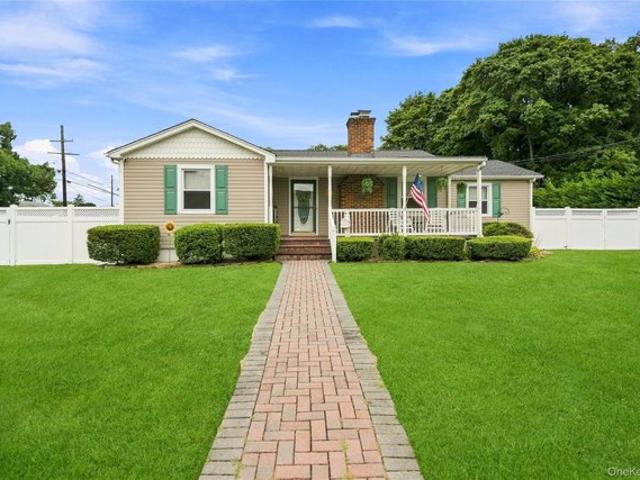 494 N Putnam Ave, Lindenhurst, NY 11757