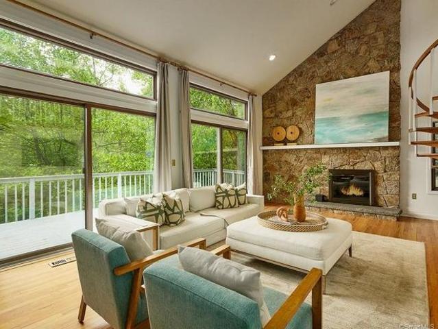494 Rock Rimmon Rd, Stamford, CT 06903