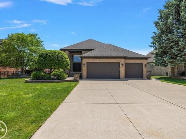 49572 Compass Point Dr, Chesterfield Township, MI 48047