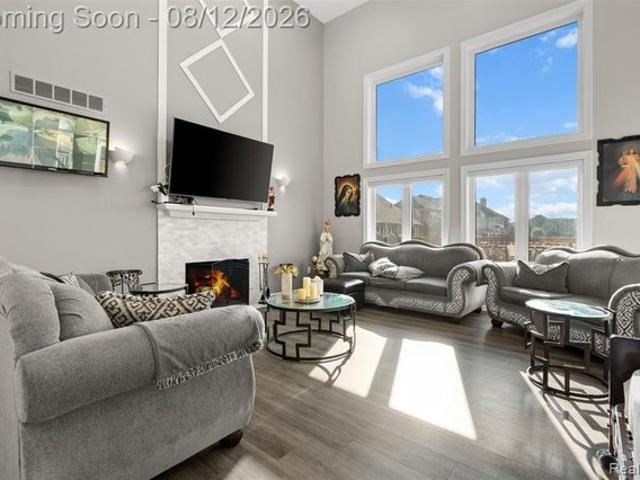 49501 Sandra Dr, Shelby Township, MI 48315