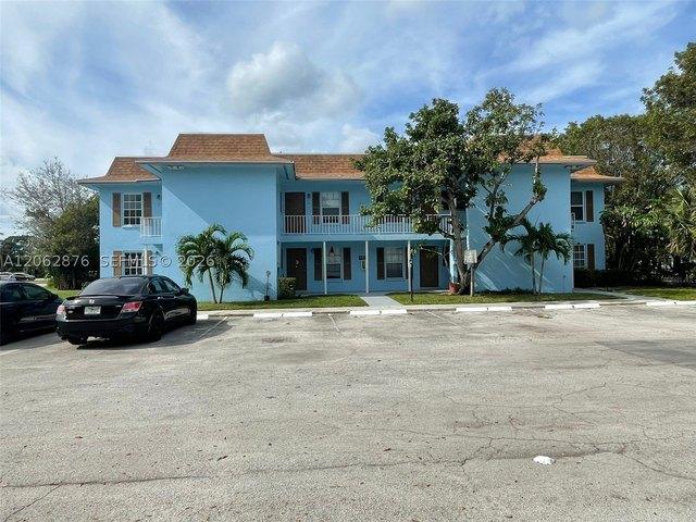 4951 Wedgewood Way Apt 6, West Palm Beach, FL 33417