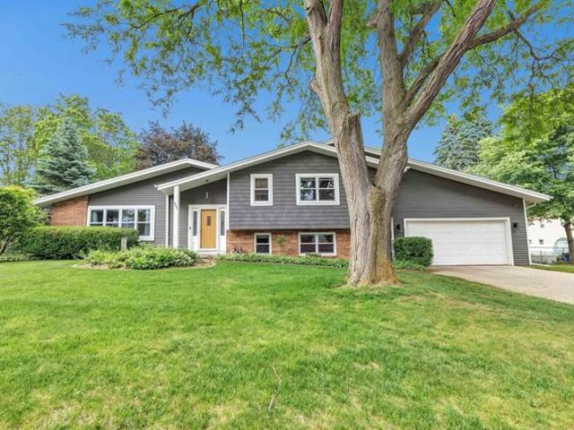 495 Edelweiss Dr, Green Bay, WI 54302