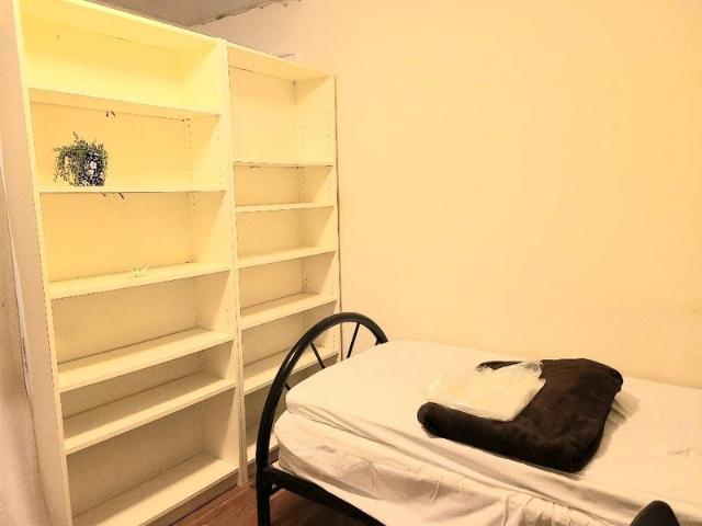 $495 Pretty room close to 7 Line!
