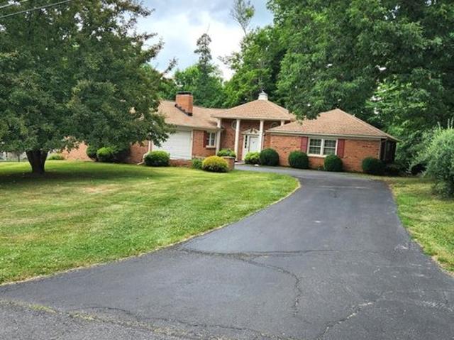 495 Raintree Rd, Hillsville, VA 24343
