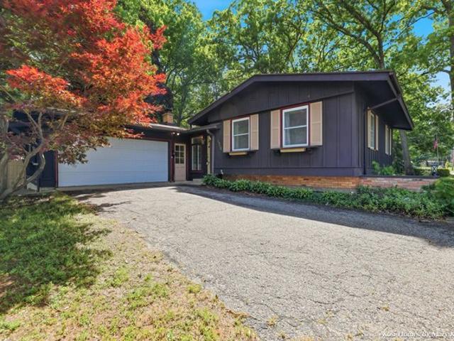4960 Bluff Dr NE, Grand Rapids, MI 49525