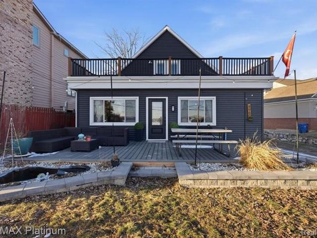 4960 Cooley Lake Rd, Waterford Township, MI 48327