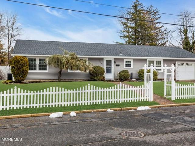 496 Apple Valley Dr, Belford, NJ 07718