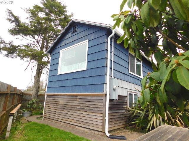 496 Hamburg Ave, Astoria, OR 97103 | MLS #173637 | Compass