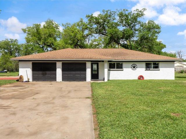 496 James St, Clute, TX 77531