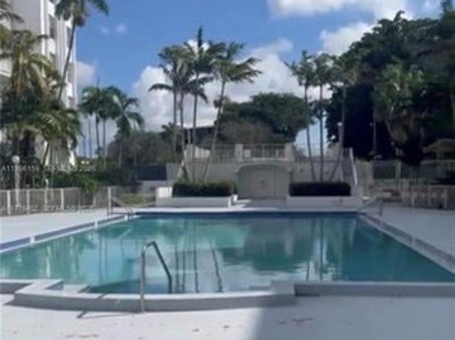 496 NW 165th St Rd Apt D611, Miami, FL 33169