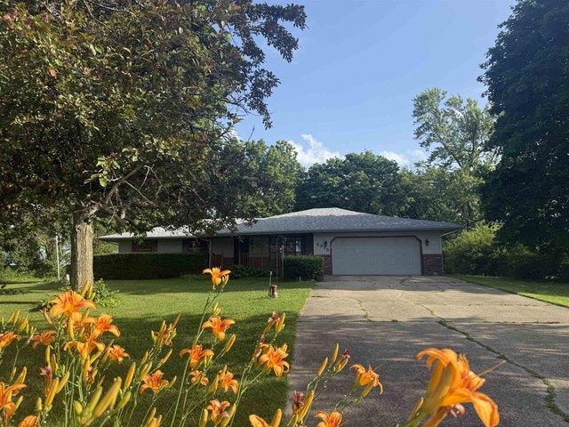 4975 Blackhawk Rd, Rockford, IL 61109