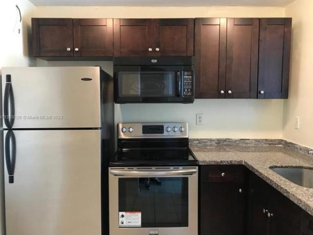 498 165th St Rd NW #D303, Miami, FL 33169