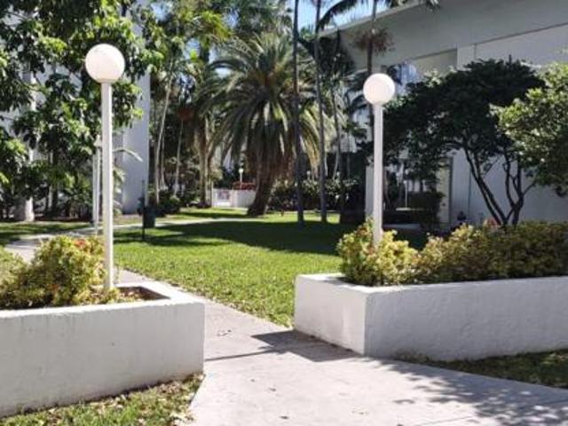 498 NW 165th St Rd #D 402, Miami, FL 33169