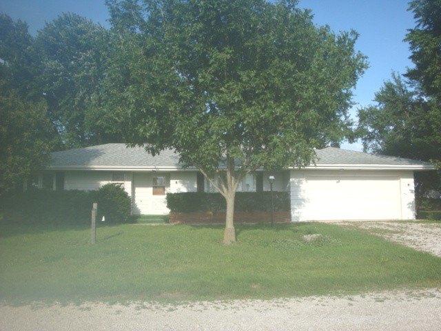 498 Park St, Cissna Park, IL 60924