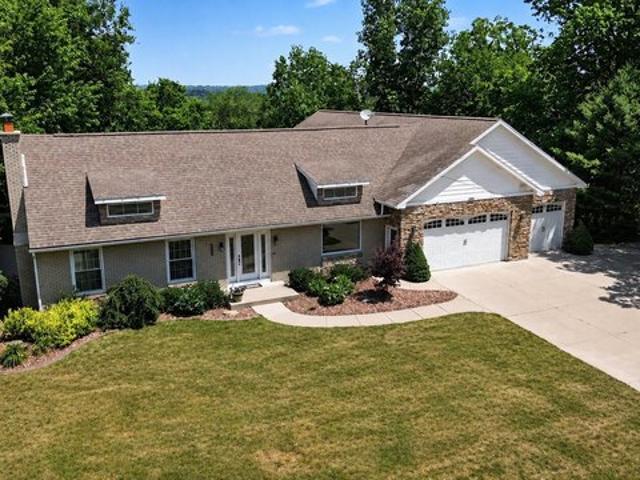 4994 Bluff Dr NE, Grand Rapids, MI 49525