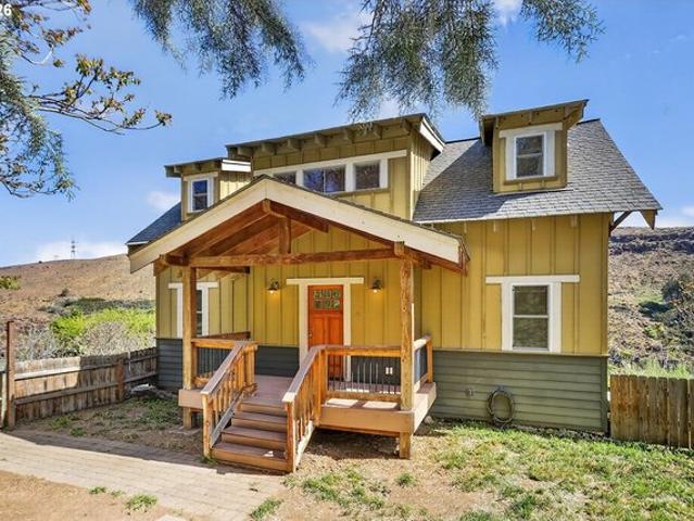 499 1st St, Maupin, OR 97037