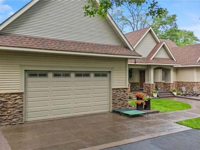 499 8th St, Hudson, WI 54016