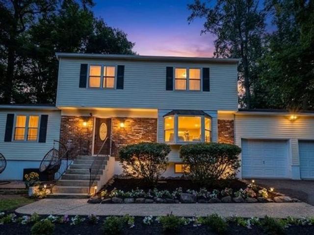 499 Orangeburg Rd, Pearl River, NY 10965