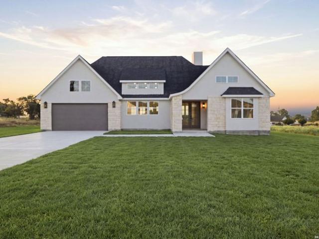 499 Wood View Cir, Bandera, TX 78003