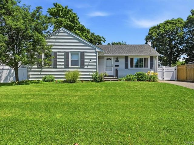 49 Bacon Ln, Babylon, NY 11702