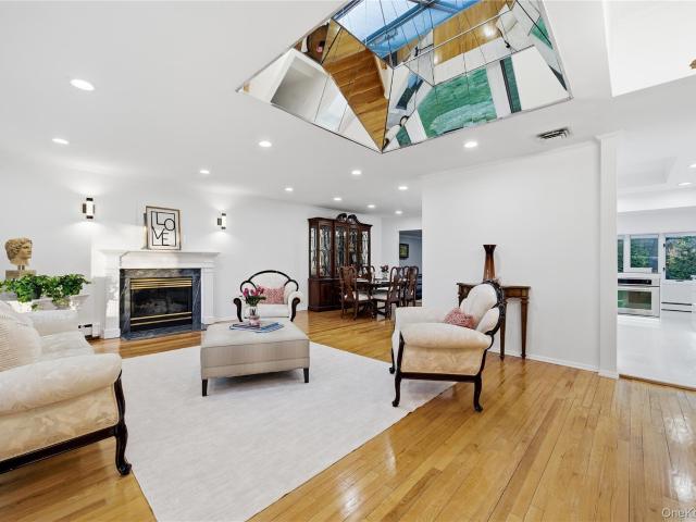 49 Canterbury Rd, Woodbury, NY 11797 | MLS #966567