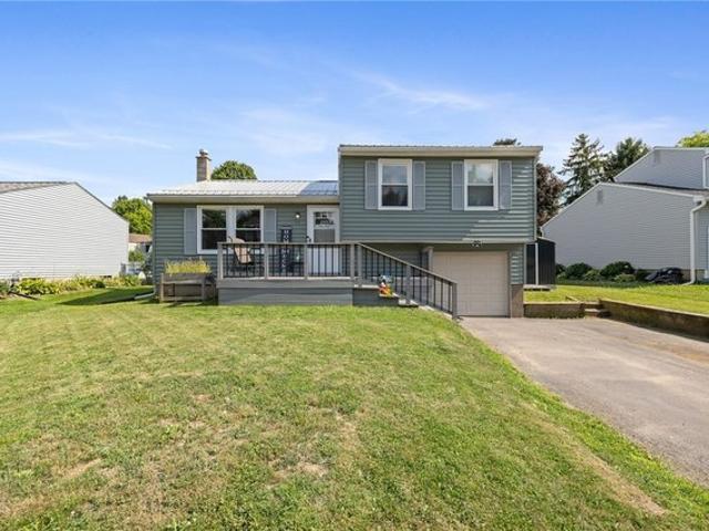 49 Coachlight Cir, Farmington, NY 14425