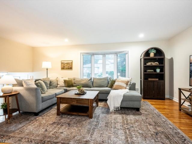 49 Crestmont Rd