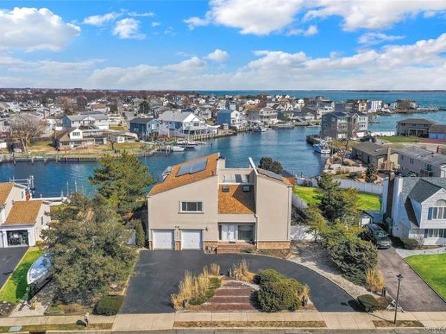 49 Dolphin Ln E, Copiague, NY 11726