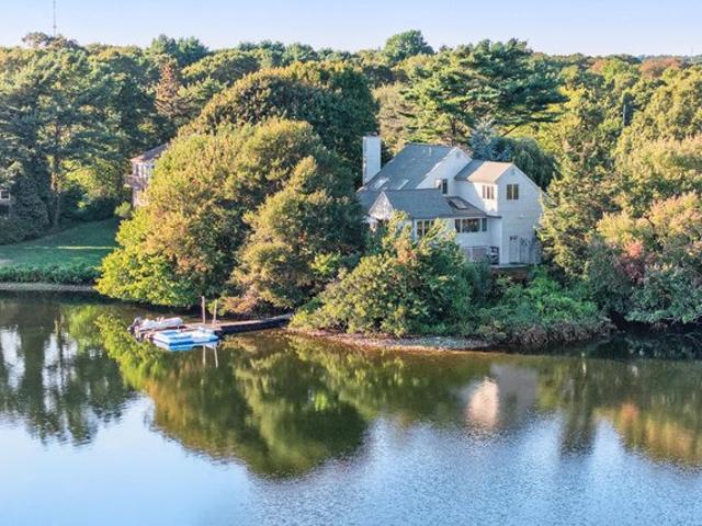 49 Lakeside Dr E, Centerville, MA 02632