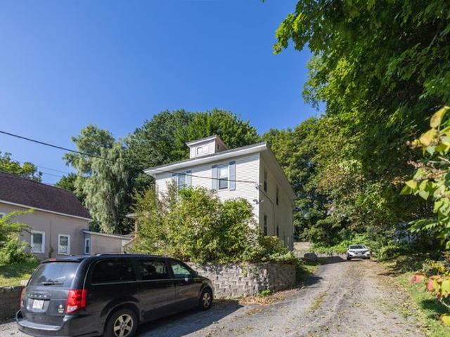 49 Newbury St, Auburn, ME 04210