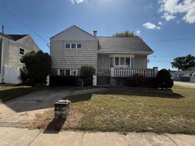 49 Noble St, North Babylon, NY 11703