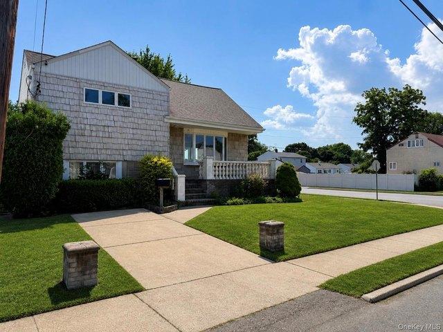 49 Noble St, North Babylon, NY 11703