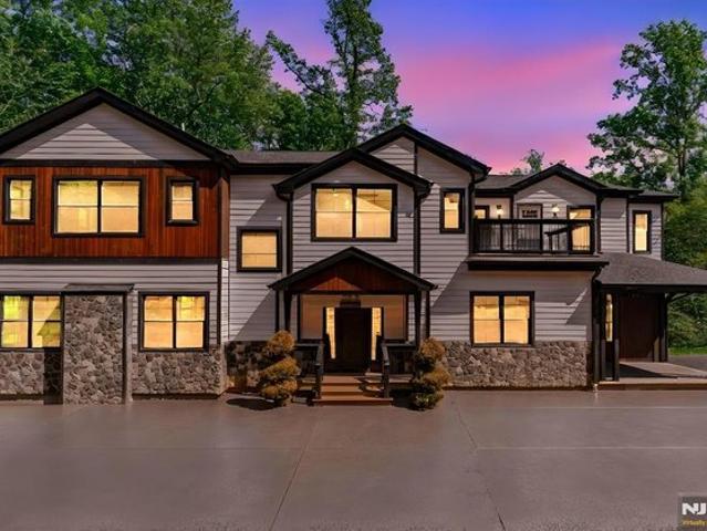 49 Northwood Rd, Hopatcong, NJ 07849