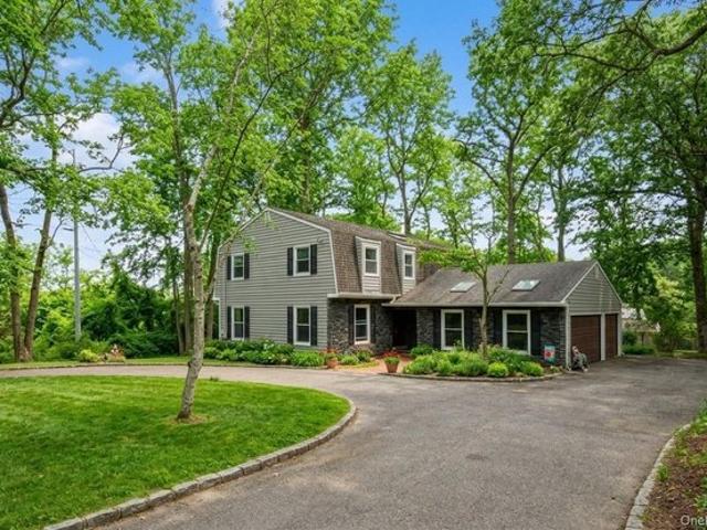 49 Overhill Rd, Wading River, NY 11792